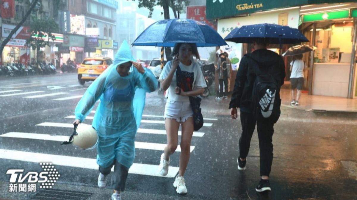 Heavy rain advisory issued for 11 Taiwan counties │ TVBS World Taiwan