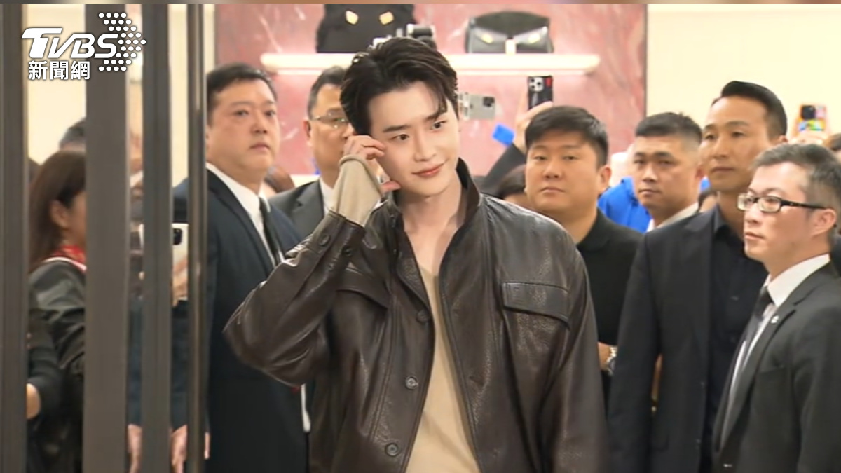 Lee Jong Suk charms fans at Taipei 101 event │ TVBS World Taiwan